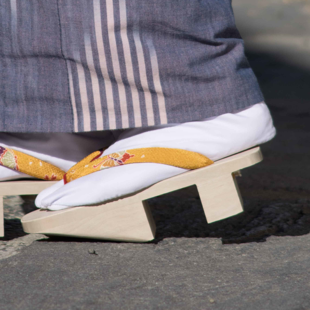 How to wear and walk in traditional Japanese footwear | Tsujiya Honten ...